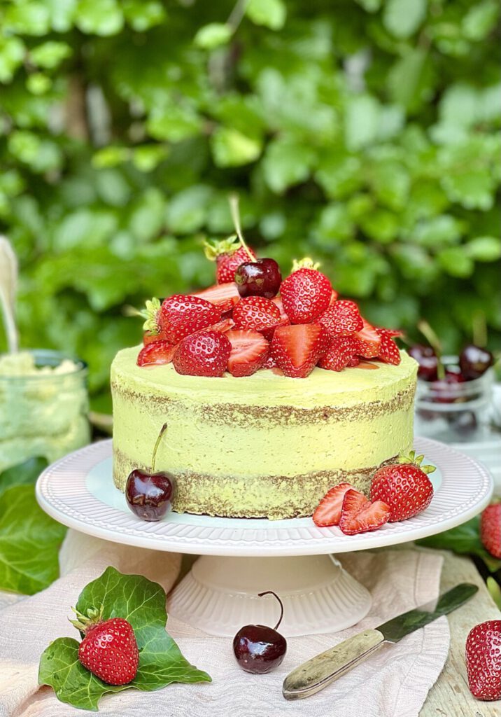 Matcha Layer Cake mit Erdbeeren - Von Januar bis Dezember