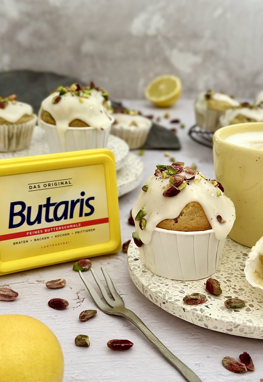 Zitronen-Pistazien-Muffins mit Joghurt Topping - Von Januar bis Dezember