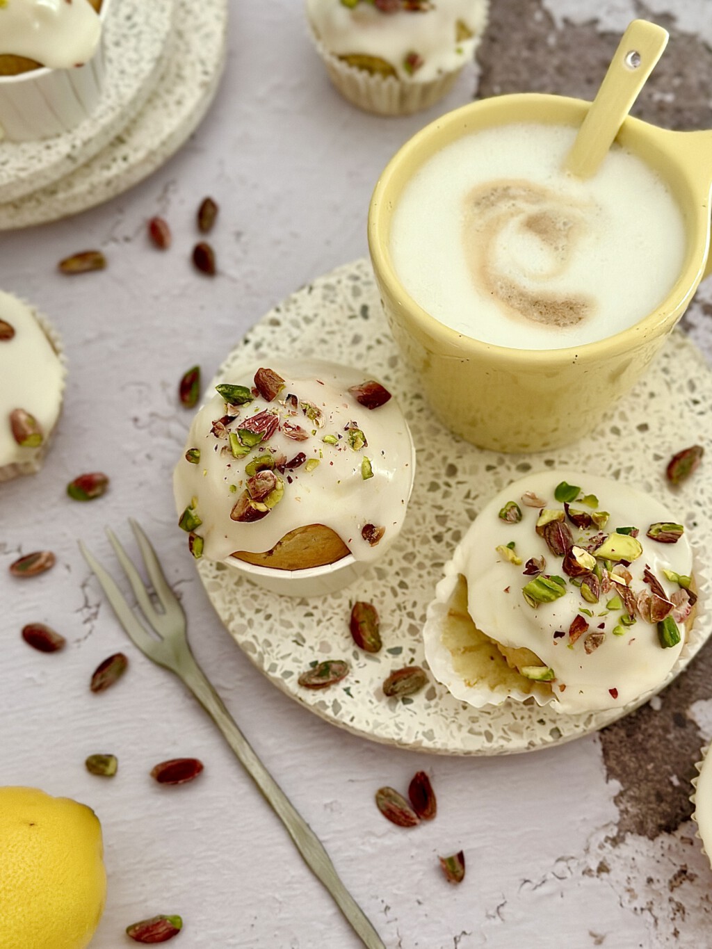 Zitronen-Pistazien-Muffins mit Joghurt Topping - Von Januar bis Dezember